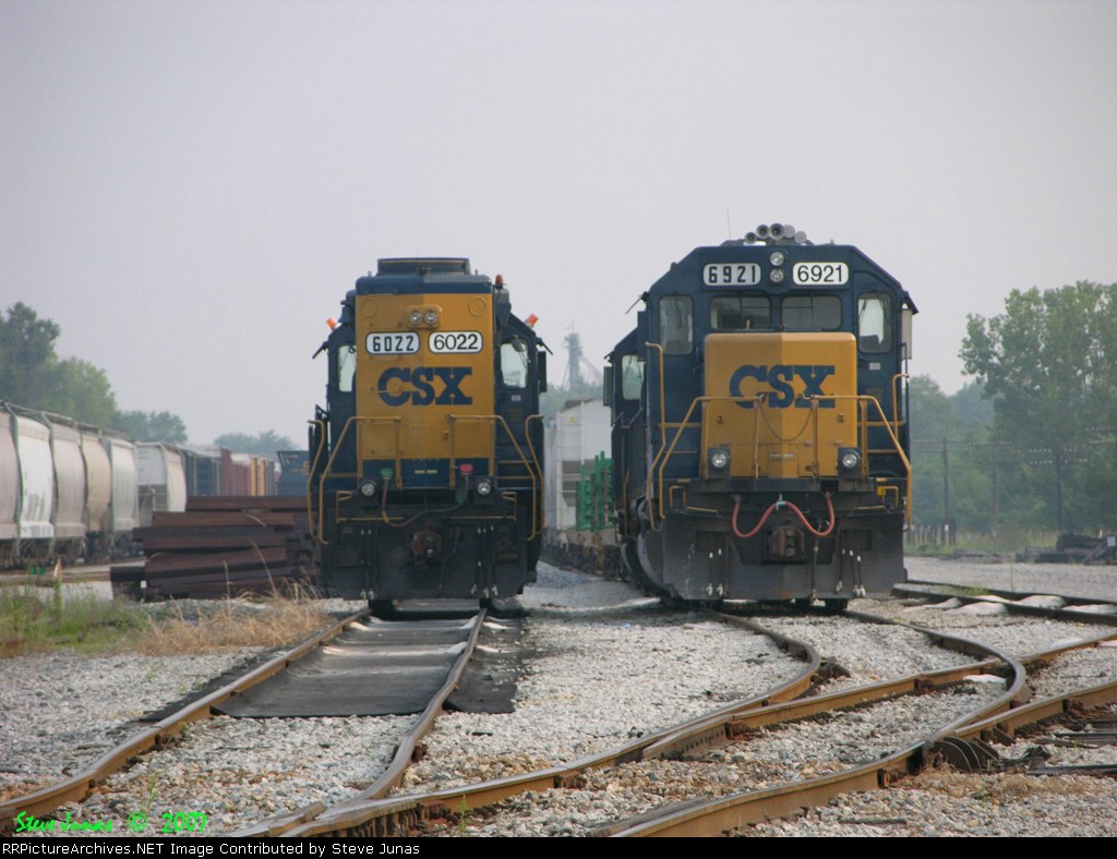 CSX 6022,6021 rest in Memphis Junction Yard